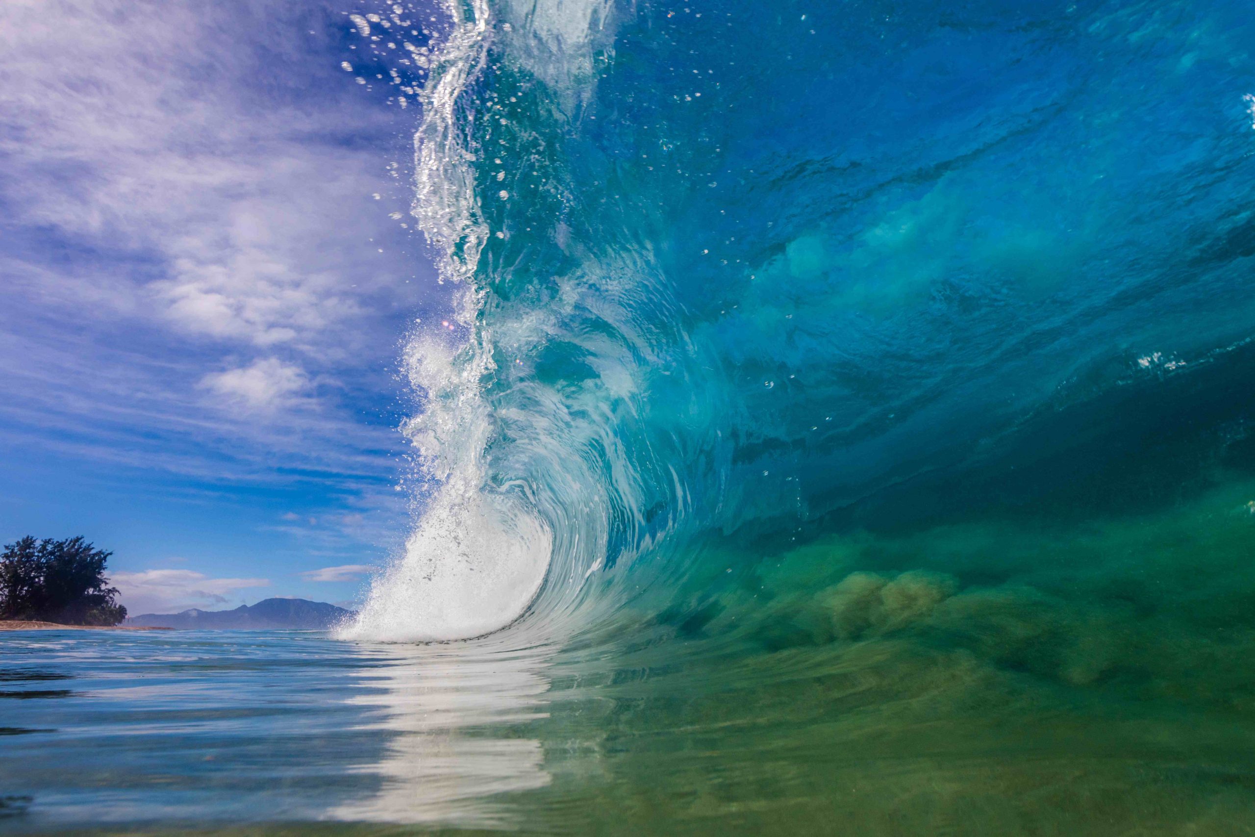 Shore break wave at Keiki beach, on Oahu - Pickawall